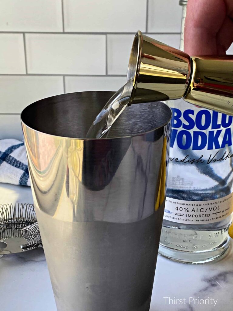 How to Make a Simple Vodka Sour Cocktail Recipe