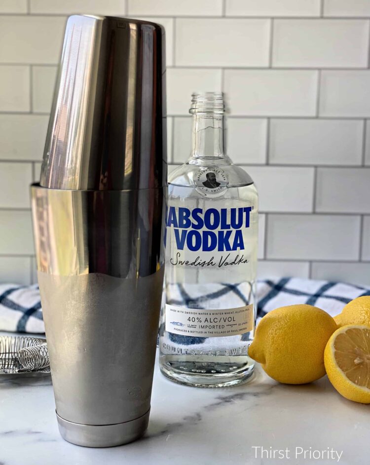 How to Make a Simple Vodka Sour Cocktail Recipe